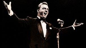 David Whitfield’s widow backs statue campaign - BBC News