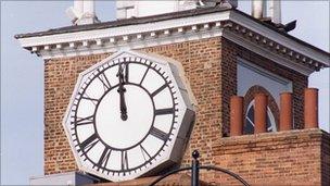Landmark Stockton clock repairs under way - BBC News