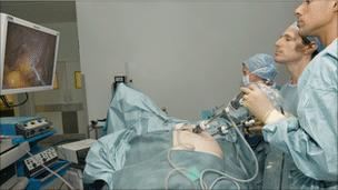 'Worrying' bowel cancer surgery differences - BBC News