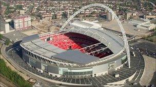 Manchester football fans head to Wembley - BBC News