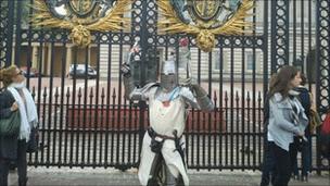 Man walks 60 miles in suit of armour to royal wedding - BBC News