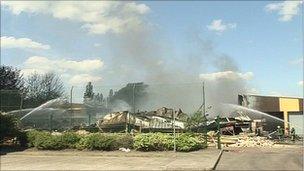 A6 reopened after Loughborough warehouse fire - BBC News