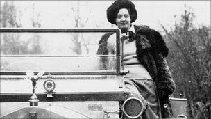 Flying Lady's 100th anniversary celebrated at Beaulieu - BBC News