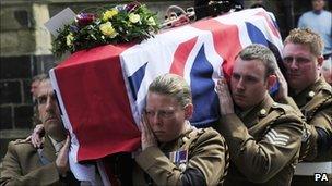 Bomb disposal expert Lisa Head died after Afghanistan blast - BBC News