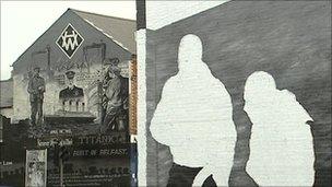 East Belfast murals show UVF men with machine guns - BBC News