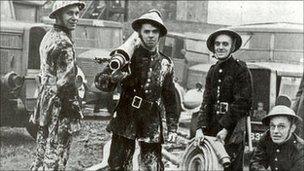 Nottingham Blitz firefighter memorial boost - BBC News