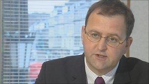 Edinburgh Zoo's Donald Emslie resigns after vote - BBC News