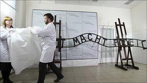 Auschwitz museum unveils restored stolen sign - BBC News
