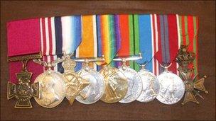 Portsmouth war hero James Ockendon's bench restored - BBC News