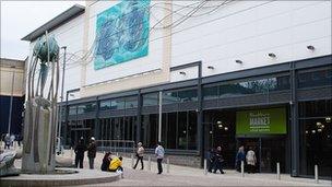 Blackburn market opens in Mall shopping centre - BBC News