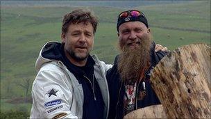 Russell Crowe tours Duncarron Fort in Scotland - BBC News