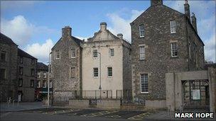 Support agreed for Hawick statue - BBC News