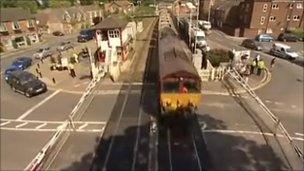Oakham level crossing 'cheats' targeted in awareness day - BBC News