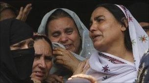 Pakistan probes 'unlawful' videoed killing in Karachi - BBC News