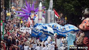 Manchester Day Parade: Crowds 'surpass expectations' - BBC News