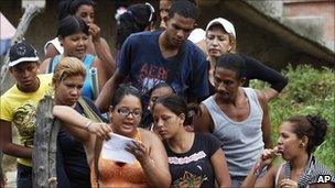Venezuela jail: 36 leave El Rodeo prison amid stand-off - BBC News