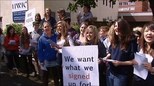 Uwic students' Cardiff protest over architecture cuts - BBC News