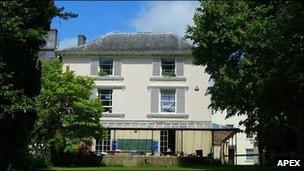 Measles outbreak at Sands School in Ashburton - BBC News