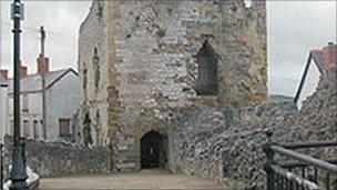 Denbigh Castle set for £600,000 visitor centre - BBC News