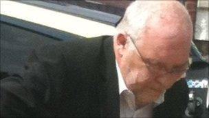 David Oakes 'killed ex-partner and child in violent row' - BBC News