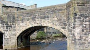 Hebden Bridge row over 'pompous' farewell sign - BBC News