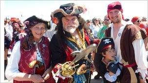Thousands of pirates gather in Penzance to break record - BBC News