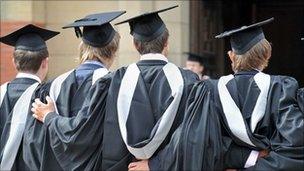 More Welsh students 'opting for English universities' - BBC News