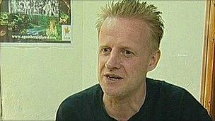 Cobra bite victim's partner tried to resuscitate him - BBC News