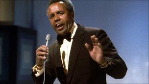 Charlie Williams remembered with Barnsley blue plaque - BBC News