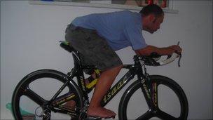 A gold-medal racer from Berkshire has his bikes stolen - BBC News