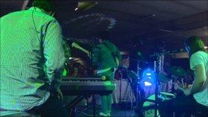 The View perform silent gig for fans - BBC News