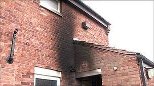 Alvaston man rescues family from bin fire - BBC News