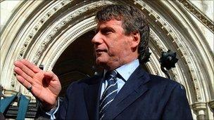 Phone hacking: Murdochs agree to appear before MPs - BBC News