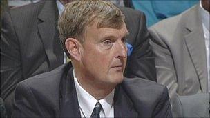 Paul Carter advises schools not to apply for academy status - BBC News