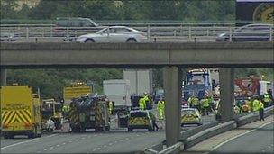 Man dies in M27 motorway maintenance truck crash - BBC News