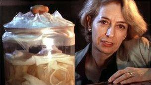 The subtle messages that put women off science - BBC News