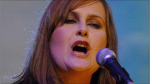Alison Moyet to receive honorary degree - BBC News