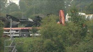 M25 partially reopens clockwise after crash - BBC News
