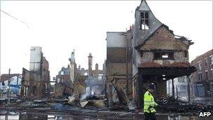 London riots: Increased police numbers to remain - BBC News