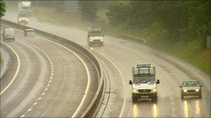 England riots: Scottish police to aid disorder efforts - BBC News
