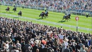 York's Ebor meeting pulls in the crowds - BBC News