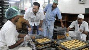 Inmates at India's Tihar prison learn new job skills - BBC News