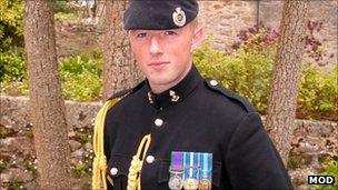 Parents of Sgt Paul Fox praise Wootton Bassett - BBC News