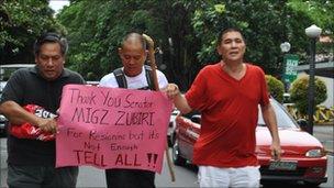 Philippine 'running priest' takes on corruption - BBC News