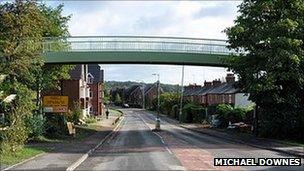 Kenilworth pedestrian bridge lifted into place - BBC News