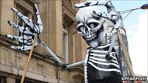 Pupils and artists create giant puppets in Manchester - BBC News