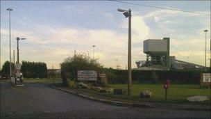 Miner killed in Kellingley Colliery roof fall - BBC News