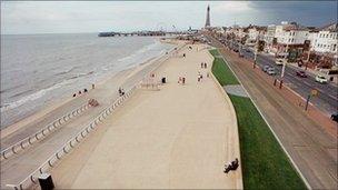 Blackpool Promenade's new sea defences win award - BBC News