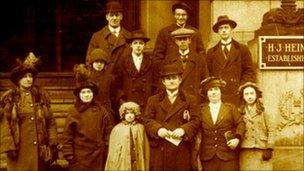 Silent film actress Eleanor Daniels' plaque in Llanelli - BBC News