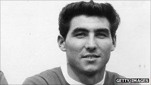 Manchester United snaps up Tony Dunne's medals - BBC News